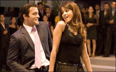 Akshay Khanna and Genelia D_Souza in a still from the movie Mere Baap Pehle Aap / Mere Baap ...